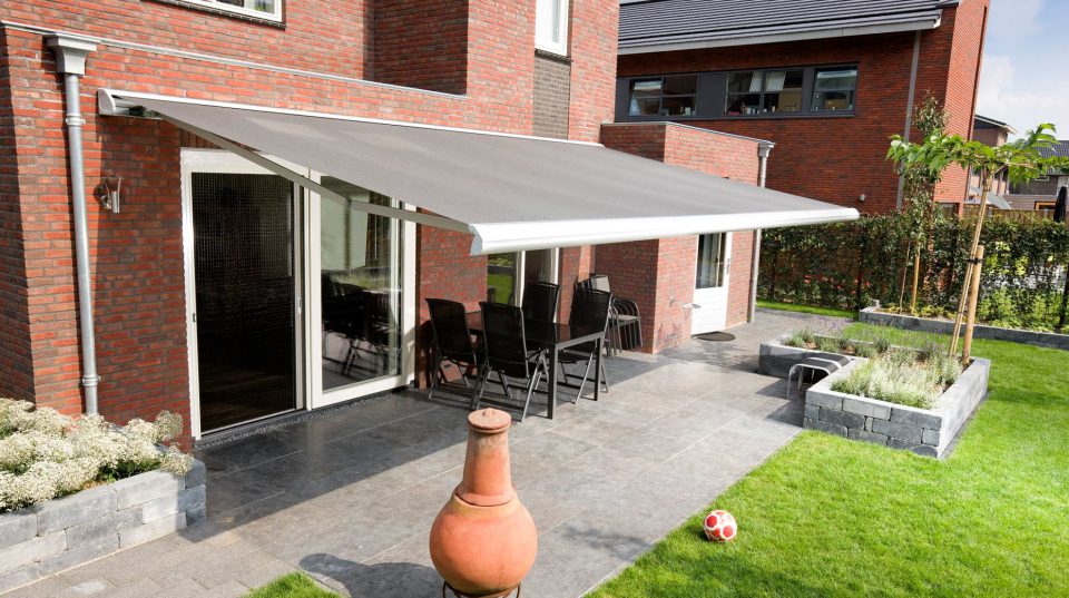 Zonnescherm schoonmaken in 8 stappen